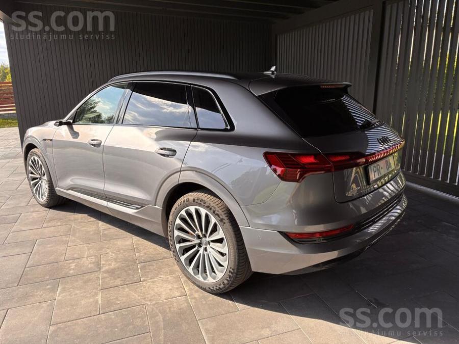 Grey Audi E-Tron 2019 in Cesis, with an engine capacity of 0.00 L and mileage of 164 thousand km for 27600 €, photo 4 on AUTOMOTO.COM.LV