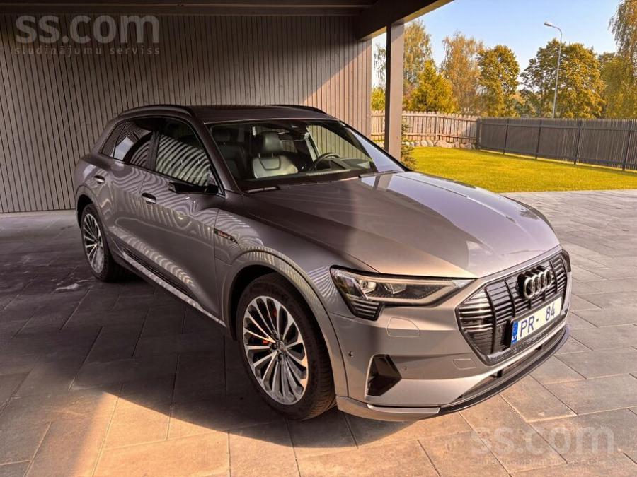 Grey Audi E-Tron 2019 in Cesis, with an engine capacity of 0.00 L and mileage of 164 thousand km for 27600 €, photo 5 on AUTOMOTO.COM.LV