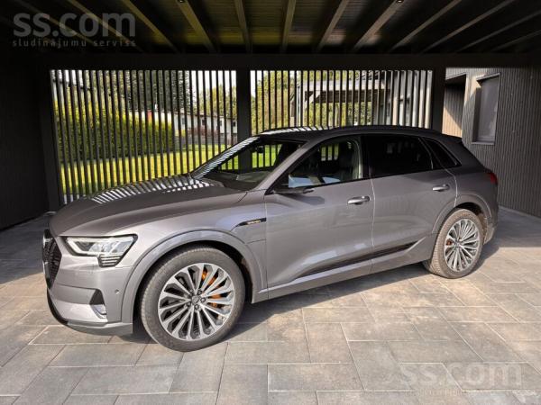 Grey Audi E-Tron 2019 in Cesis, with an engine capacity of 0.00 L and mileage of 164 thousand km for 27600 €, photo 5 on AUTOMOTO.COM.LV