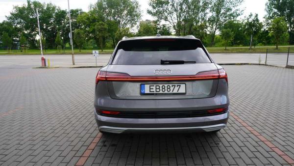 Grey Audi E-Tron 2019 in Kaunas, with an engine capacity of 0.00 L and mileage of 189 thousand km for 24500 €, photo 5 on AUTOMOTO.COM.LV
