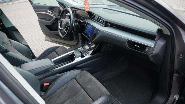 Grey Audi E-Tron 2019 in Kaunas, with an engine capacity of 0.00 L and mileage of 189 thousand km for 24500 €, photo 7 on AUTOMOTO.COM.LV