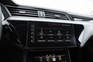 Pelēks Audi E-Tron 2019 Mārupe, ar dzinēja tilpumu 0.00 L un nobraukumu 106 tūkst. km par 24450 €, foto 20 vietnē AUTOMOTO.COM.LV