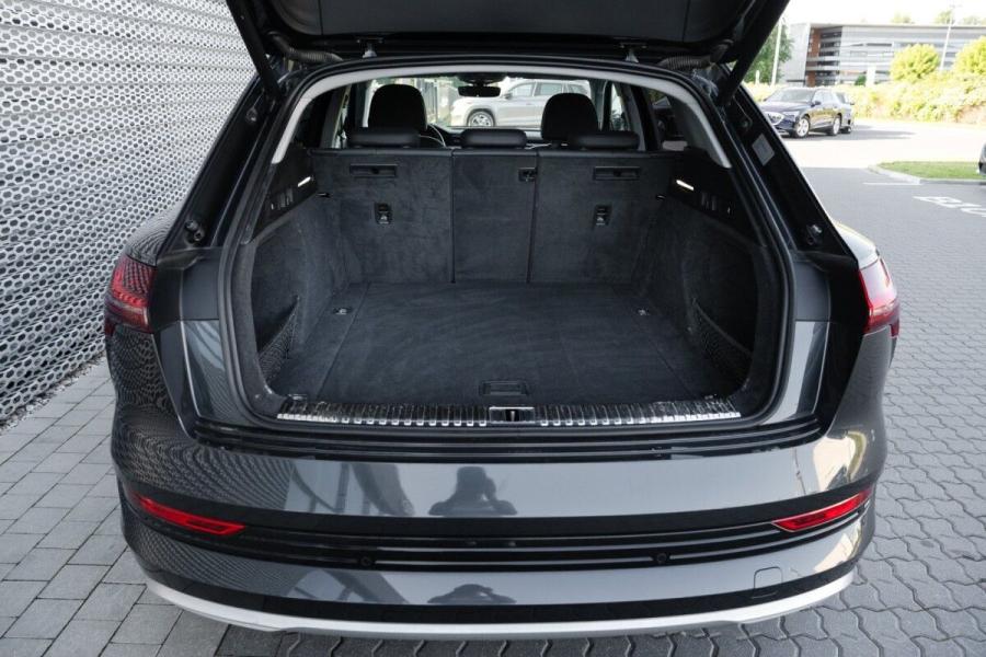 Pelēks Audi E-Tron 2019 Mārupe, ar dzinēja tilpumu 0.00 L un nobraukumu 106 tūkst. km par 24450 €, foto 32 vietnē AUTOMOTO.COM.LV