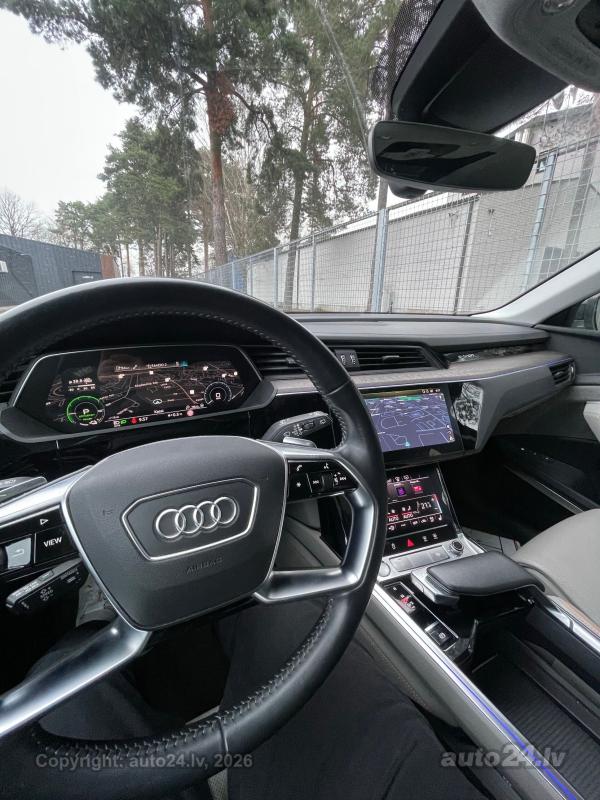 Pelēks Audi E-Tron 2019 Tallina, ar dzinēja tilpumu 0.00 L un nobraukumu 107 tūkst. km par 31999 €, foto 9 vietnē AUTOMOTO.COM.LV