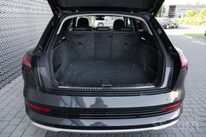 Pelēks Audi E-Tron 2019 Rīga, ar dzinēja tilpumu 0.00 L un nobraukumu 106 tūkst. km par 24050 €, foto 32 vietnē AUTOMOTO.COM.LV