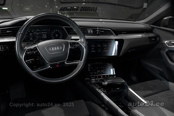 Grey Audi E-Tron 2020 in Riga, with an engine capacity of 0.00 L and mileage of 17 thousand km for 45000 €, photo 11 on AUTOMOTO.COM.LV
