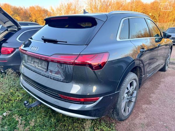 Pelēks Audi E-Tron 2020 Kauņa, ar dzinēja tilpumu 0.00 L un nobraukumu 52 tūkst. km par 30591 €, foto 2 vietnē AUTOMOTO.COM.LV