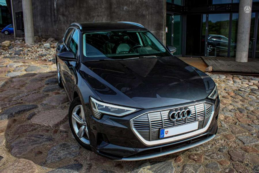 Grey Audi E-Tron 2020 in Kaunas, with an engine capacity of 0.00 L and mileage of 55 thousand km for 29250 €, photo 1 on AUTOMOTO.COM.LV