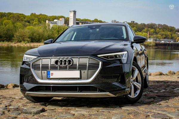 Grey Audi E-Tron 2020 in Kaunas, with an engine capacity of 0.00 L and mileage of 55 thousand km for 29250 €, photo 2 on AUTOMOTO.COM.LV