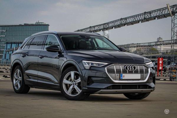 Grey Audi E-Tron 2020 in Kaunas, with an engine capacity of 0.00 L and mileage of 55 thousand km for 29250 €, photo 4 on AUTOMOTO.COM.LV