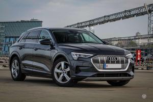 Grey Audi E-Tron 2020 in Kaunas, with an engine capacity of 0.00 L and mileage of 55 thousand km for 29250 €, photo 4 on AUTOMOTO.COM.LV
