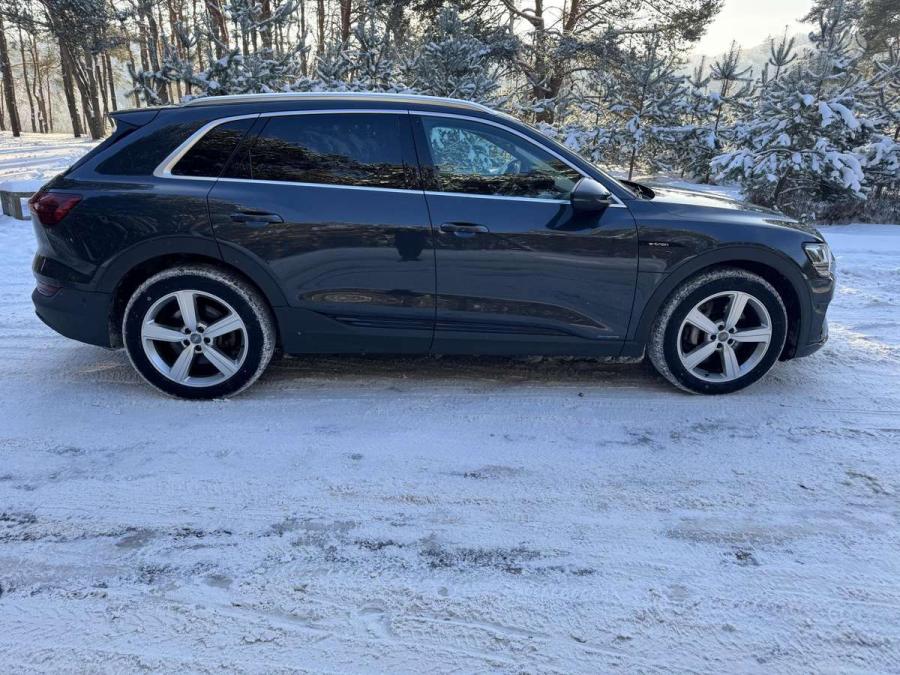 Grey Audi E-Tron 2020 in Kaunas, with an engine capacity of 0.00 L and mileage of 48 thousand km for 26800 €, photo 4 on AUTOMOTO.COM.LV