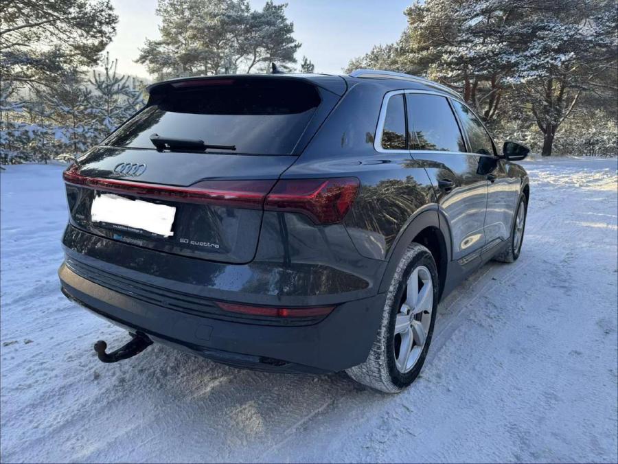 Grey Audi E-Tron 2020 in Kaunas, with an engine capacity of 0.00 L and mileage of 48 thousand km for 26800 €, photo 5 on AUTOMOTO.COM.LV