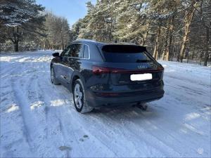 Grey Audi E-Tron 2020 in Kaunas, with an engine capacity of 0.00 L and mileage of 48 thousand km for 26800 €, photo 6 on AUTOMOTO.COM.LV