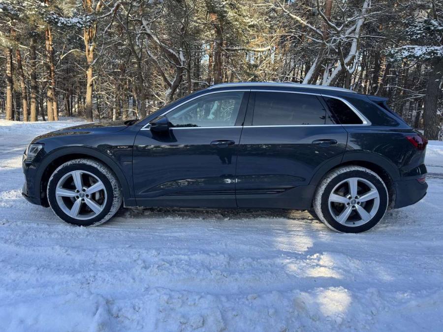 Grey Audi E-Tron 2020 in Kaunas, with an engine capacity of 0.00 L and mileage of 48 thousand km for 26800 €, photo 8 on AUTOMOTO.COM.LV