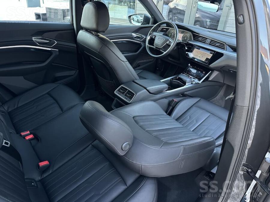 Pelēks Audi E-Tron 2020 Jelgava, ar dzinēja tilpumu 0.00 L un nobraukumu 150 tūkst. km par 24950 €, foto 7 vietnē AUTOMOTO.COM.LV