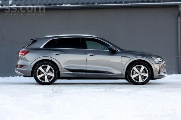 Grey Audi E-Tron 2020 in Jelgava, with an engine capacity of 0.00 L and mileage of 137 thousand km for 24000 €, photo 4 on AUTOMOTO.COM.LV