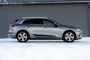 Pelēks Audi E-Tron 2020 Jelgava, ar dzinēja tilpumu 0.00 L un nobraukumu 137 tūkst. km par 24000 €, foto 4 vietnē AUTOMOTO.COM.LV