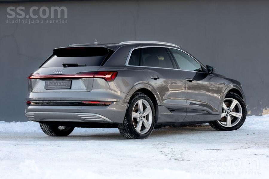 Pelēks Audi E-Tron 2020 Jelgava, ar dzinēja tilpumu 0.00 L un nobraukumu 137 tūkst. km par 24000 €, foto 5 vietnē AUTOMOTO.COM.LV