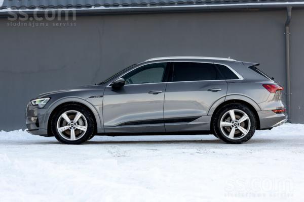 Grey Audi E-Tron 2020 in Jelgava, with an engine capacity of 0.00 L and mileage of 137 thousand km for 24000 €, photo 8 on AUTOMOTO.COM.LV