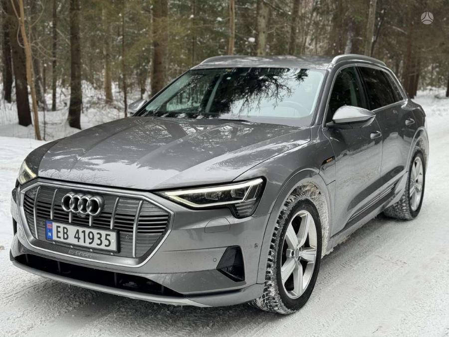Grey Audi E-Tron 2020 in Mazeikiai, with an engine capacity of 0.00 L and mileage of 106 thousand km for 16500 €, photo 1 on AUTOMOTO.COM.LV