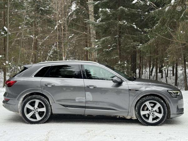 Grey Audi E-Tron 2020 in Mazeikiai, with an engine capacity of 0.00 L and mileage of 106 thousand km for 16500 €, photo 5 on AUTOMOTO.COM.LV