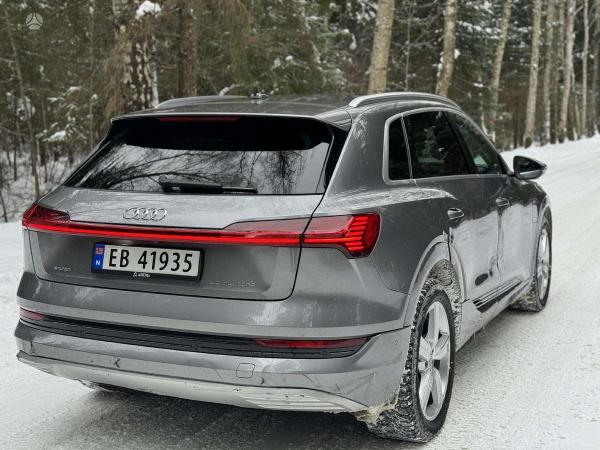 Grey Audi E-Tron 2020 in Mazeikiai, with an engine capacity of 0.00 L and mileage of 106 thousand km for 16500 €, photo 6 on AUTOMOTO.COM.LV