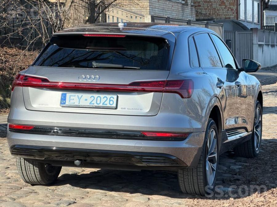Grey Audi E-Tron 2020 in Riga, with an engine capacity of 0.00 L and mileage of 105 thousand km for 39000 €, photo 13 on AUTOMOTO.COM.LV
