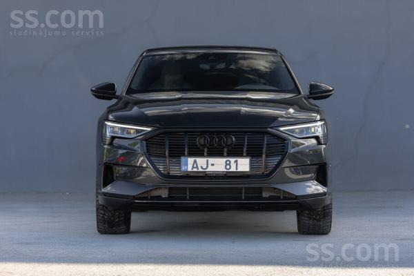 Grey Audi E-Tron 2020 in Jelgava, with an engine capacity of 0.00 L and mileage of 156 thousand km for 24000 €, photo 2 on AUTOMOTO.COM.LV