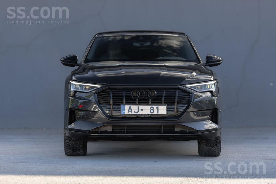 Pelēks Audi E-Tron 2020 Jelgava, ar dzinēja tilpumu 0.00 L un nobraukumu 156 tūkst. km par 24000 €, foto 3 vietnē AUTOMOTO.COM.LV