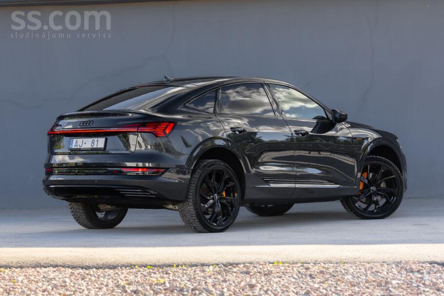 Pelēks Audi E-Tron 2020 Jelgava, ar dzinēja tilpumu 0.00 L un nobraukumu 156 tūkst. km par 24000 €, foto 6 vietnē AUTOMOTO.COM.LV