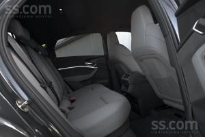 Pelēks Audi E-Tron 2020 Jelgava, ar dzinēja tilpumu 0.00 L un nobraukumu 156 tūkst. km par 24000 €, foto 15 vietnē AUTOMOTO.COM.LV