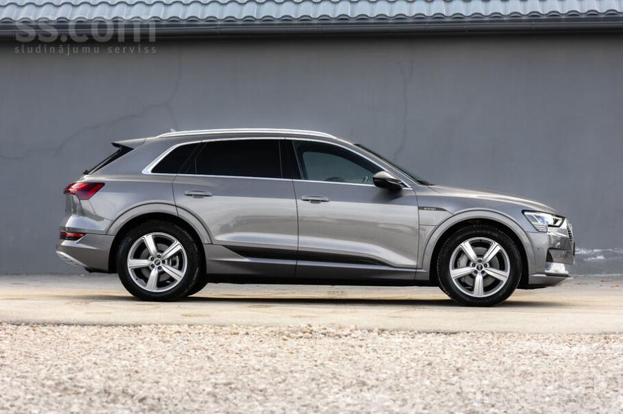 Pelēks Audi E-Tron 2020 Jelgava, ar dzinēja tilpumu 0.00 L un nobraukumu 137 tūkst. km par 23000 €, foto 5 vietnē AUTOMOTO.COM.LV