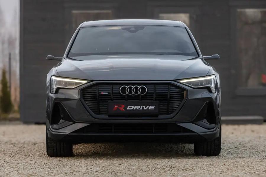 Grey Audi E-Tron 2020 in Jelgava, with an engine capacity of 0.00 L and mileage of 168 thousand km for 25900 €, photo 3 on AUTOMOTO.COM.LV