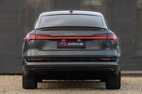 Серый Ауди E-Tron 2020 в Елгава, объемом двигателя 0.00 л и пробегом 168 тыс. км за 25900 €, фото 5 на AUTOMOTO.COM.LV