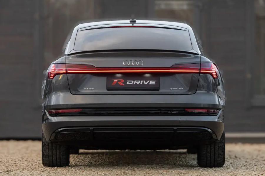 Grey Audi E-Tron 2020 in Jelgava, with an engine capacity of 0.00 L and mileage of 168 thousand km for 25900 €, photo 6 on AUTOMOTO.COM.LV