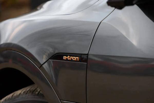 Серый Ауди E-Tron 2020 в Елгава, объемом двигателя 0.00 л и пробегом 168 тыс. км за 25900 €, фото 7 на AUTOMOTO.COM.LV