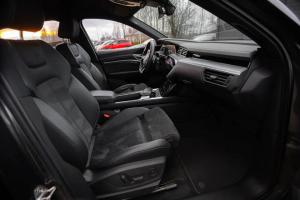 Grey Audi E-Tron 2020 in Jelgava, with an engine capacity of 0.00 L and mileage of 168 thousand km for 25900 €, photo 13 on AUTOMOTO.COM.LV