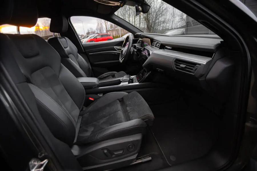 Grey Audi E-Tron 2020 in Jelgava, with an engine capacity of 0.00 L and mileage of 168 thousand km for 25900 €, photo 13 on AUTOMOTO.COM.LV