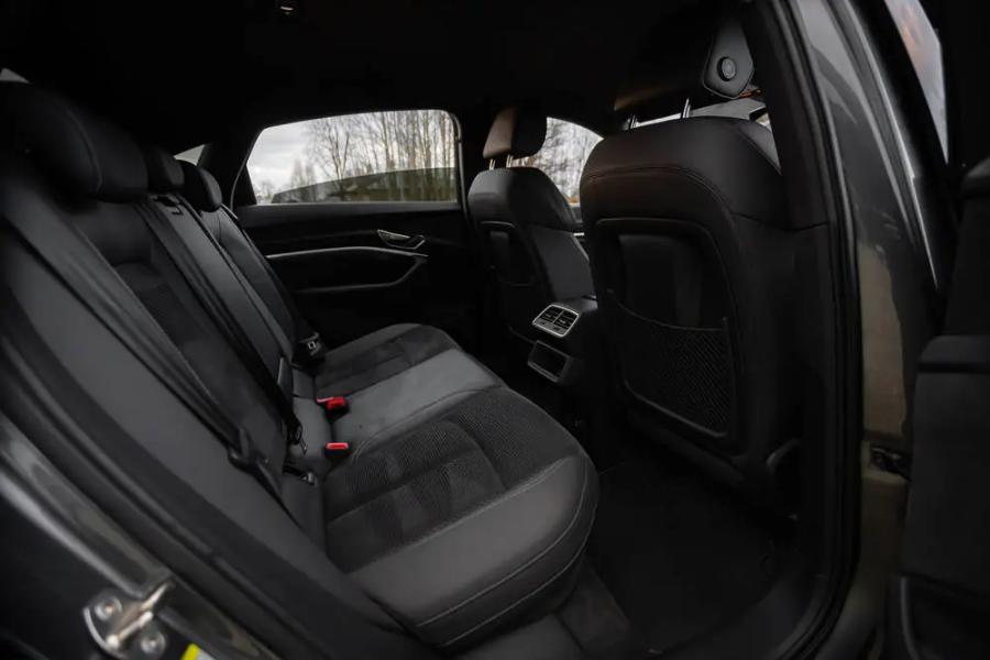 Grey Audi E-Tron 2020 in Jelgava, with an engine capacity of 0.00 L and mileage of 168 thousand km for 25900 €, photo 14 on AUTOMOTO.COM.LV