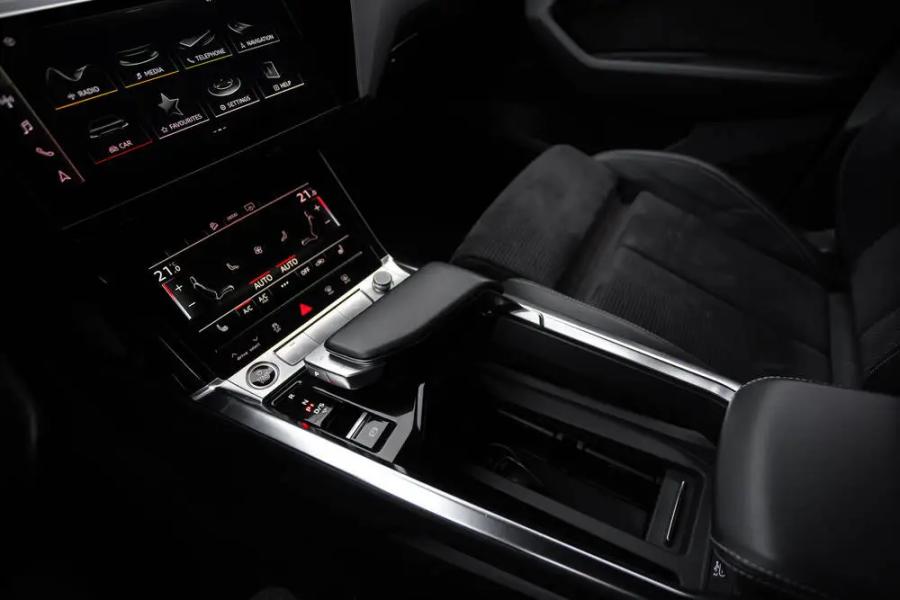 Grey Audi E-Tron 2020 in Jelgava, with an engine capacity of 0.00 L and mileage of 168 thousand km for 25900 €, photo 17 on AUTOMOTO.COM.LV