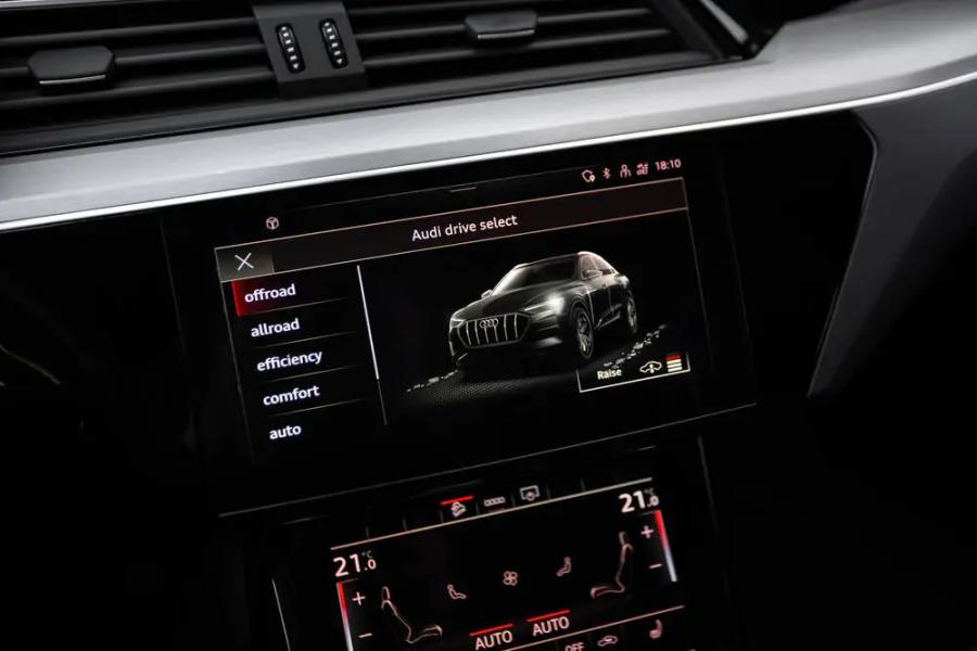 Grey Audi E-Tron 2020 in Jelgava, with an engine capacity of 0.00 L and mileage of 168 thousand km for 25900 €, photo 20 on AUTOMOTO.COM.LV