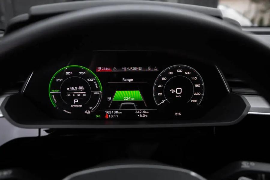 Grey Audi E-Tron 2020 in Jelgava, with an engine capacity of 0.00 L and mileage of 168 thousand km for 25900 €, photo 21 on AUTOMOTO.COM.LV