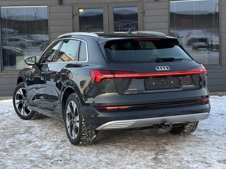 Pelēks Audi E-Tron 2020 Jelgava, ar dzinēja tilpumu 0.00 L un nobraukumu 150 tūkst. km par 22900 €, foto 3 vietnē AUTOMOTO.COM.LV
