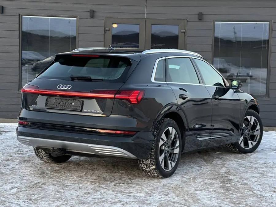 Pelēks Audi E-Tron 2020 Jelgava, ar dzinēja tilpumu 0.00 L un nobraukumu 150 tūkst. km par 22900 €, foto 5 vietnē AUTOMOTO.COM.LV