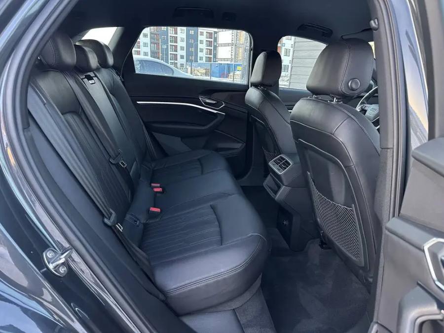 Pelēks Audi E-Tron 2020 Jelgava, ar dzinēja tilpumu 0.00 L un nobraukumu 150 tūkst. km par 22900 €, foto 10 vietnē AUTOMOTO.COM.LV