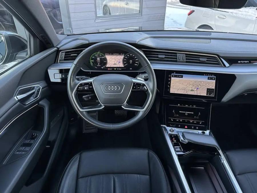 Pelēks Audi E-Tron 2020 Jelgava, ar dzinēja tilpumu 0.00 L un nobraukumu 150 tūkst. km par 22900 €, foto 11 vietnē AUTOMOTO.COM.LV