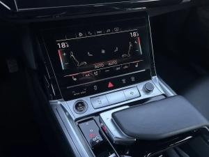 Pelēks Audi E-Tron 2020 Jelgava, ar dzinēja tilpumu 0.00 L un nobraukumu 150 tūkst. km par 22900 €, foto 12 vietnē AUTOMOTO.COM.LV
