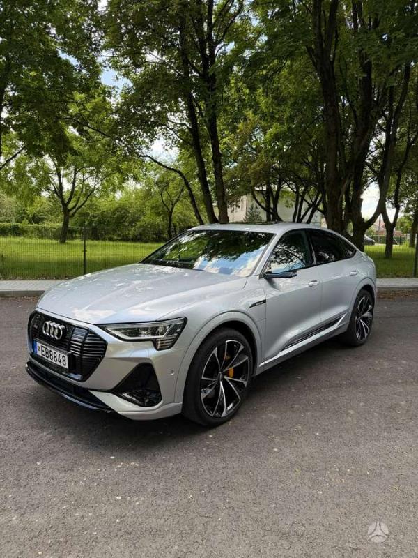 Серый Ауди E-Tron 2020 в Каунас, объемом двигателя 0.00 л и пробегом 69 тыс. км за 34485 €, фото 1 на AUTOMOTO.COM.LV