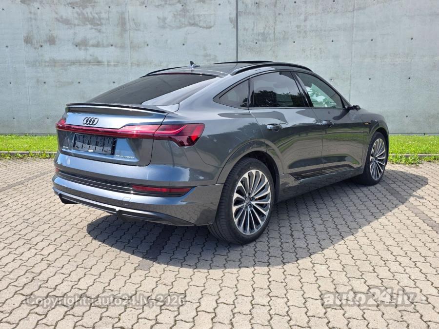 Pelēks Audi E-Tron 2020 Viljandi, ar dzinēja tilpumu 0.00 L un nobraukumu 78 tūkst. km par 34999 €, foto 4 vietnē AUTOMOTO.COM.LV